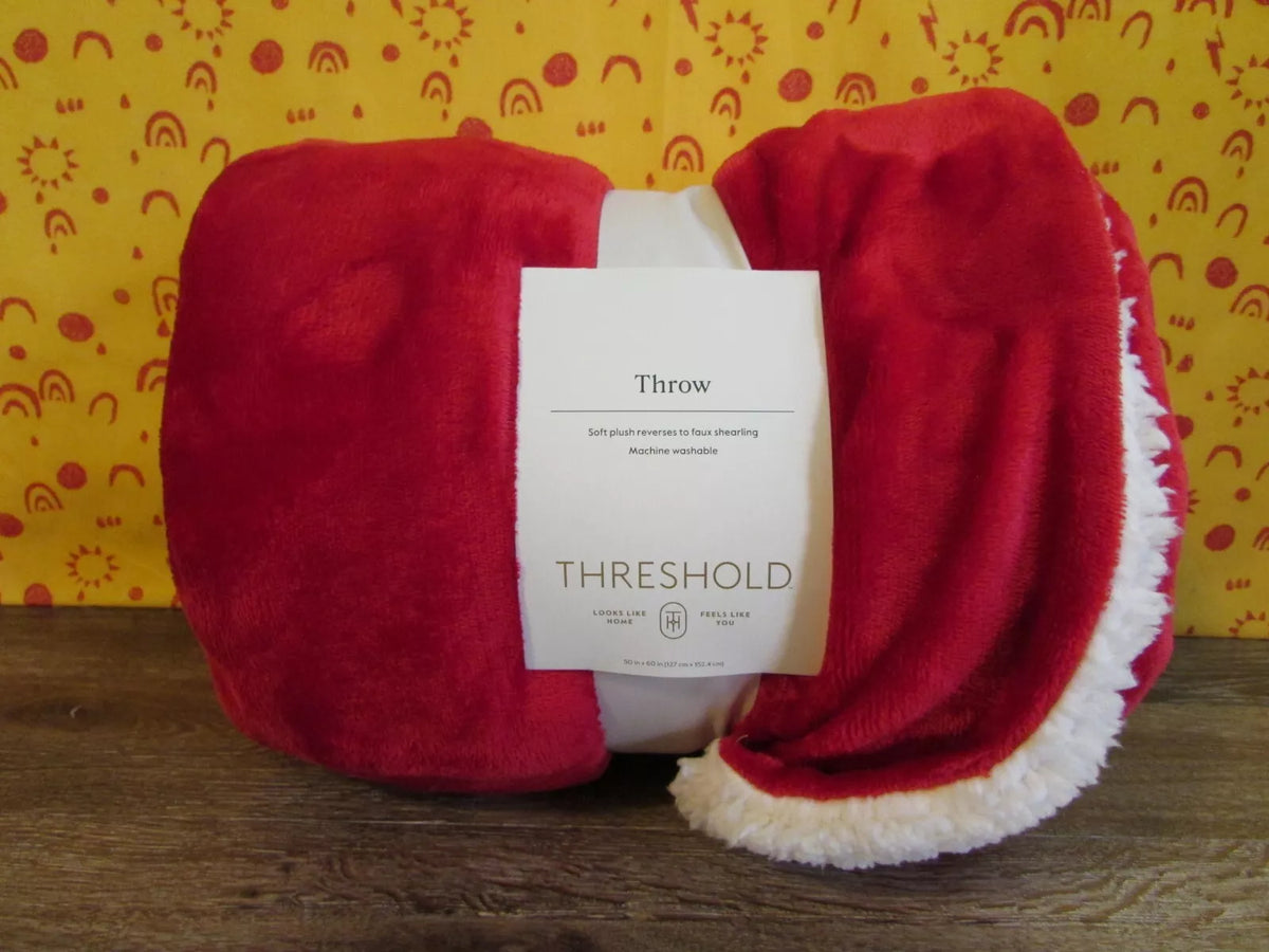 THRESHOLD Throw Plush Red & White 50"x60" – Hooked on Pickin'